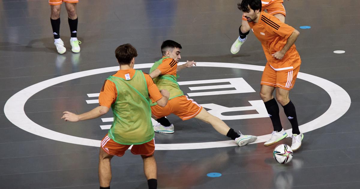 #02 Passing to keep possession - FIFA Training Centre